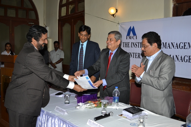 Receiving-CMC-Certificate-from-the-MD-of-Tata-Services-Ltd.-in-2012 – Consultravi